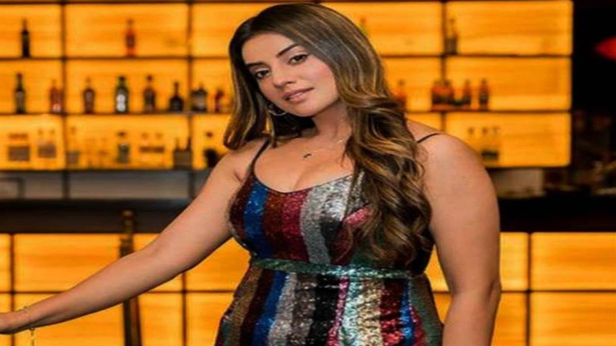 भोजपुरी एक्ट्र्रेस अक्षरा सिंह की बढ़ीं मुश्किलें, पटना के घर पर पुलिस ...