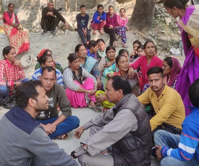 Almora news: अब बाइक सवारों पर झपटा बाघ, चारपहिया वाहन में घुसकर बचाई ...