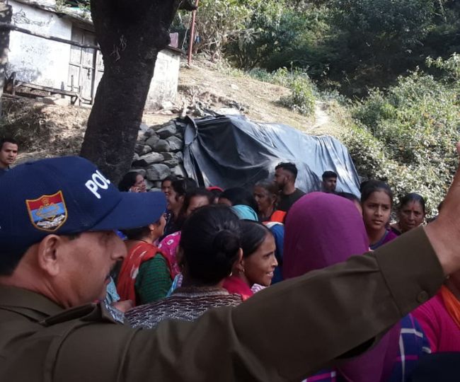 Almora news: अब बाइक सवारों पर झपटा बाघ, चारपहिया वाहन में घुसकर बचाई ...