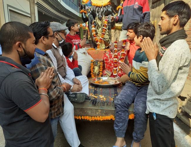 शोभायात्रा के बाद भगवान शनिदेव की मूर्ति स्थापित - Lord Shani Devchar ...