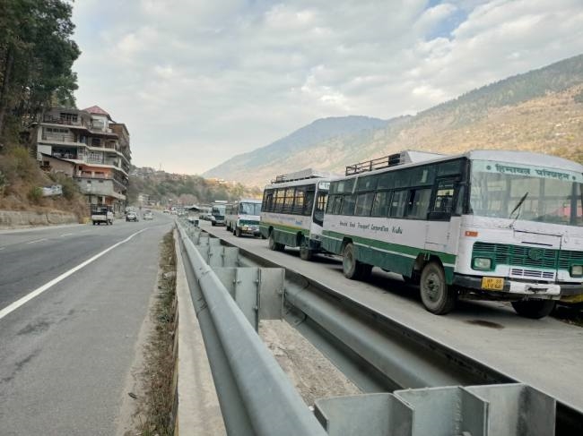 172 रूटों पर ही दौड़ रही बसें - bus transportation only on 172 routs ...