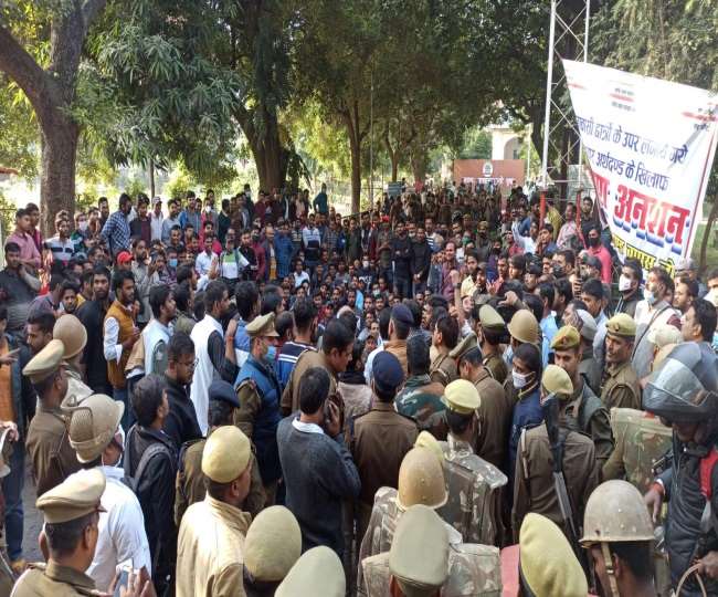 इलाहाबाद यूनिवर्सिटी के मुख्य गेट पर छात्रों का धरना, रेलिंग उखाड़ बाहर ...