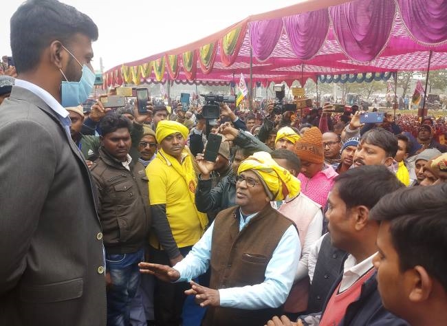 जाति प्रमाणपत्र के लिए गोंड समाज ने दिया धरना - Gond community shouted ...