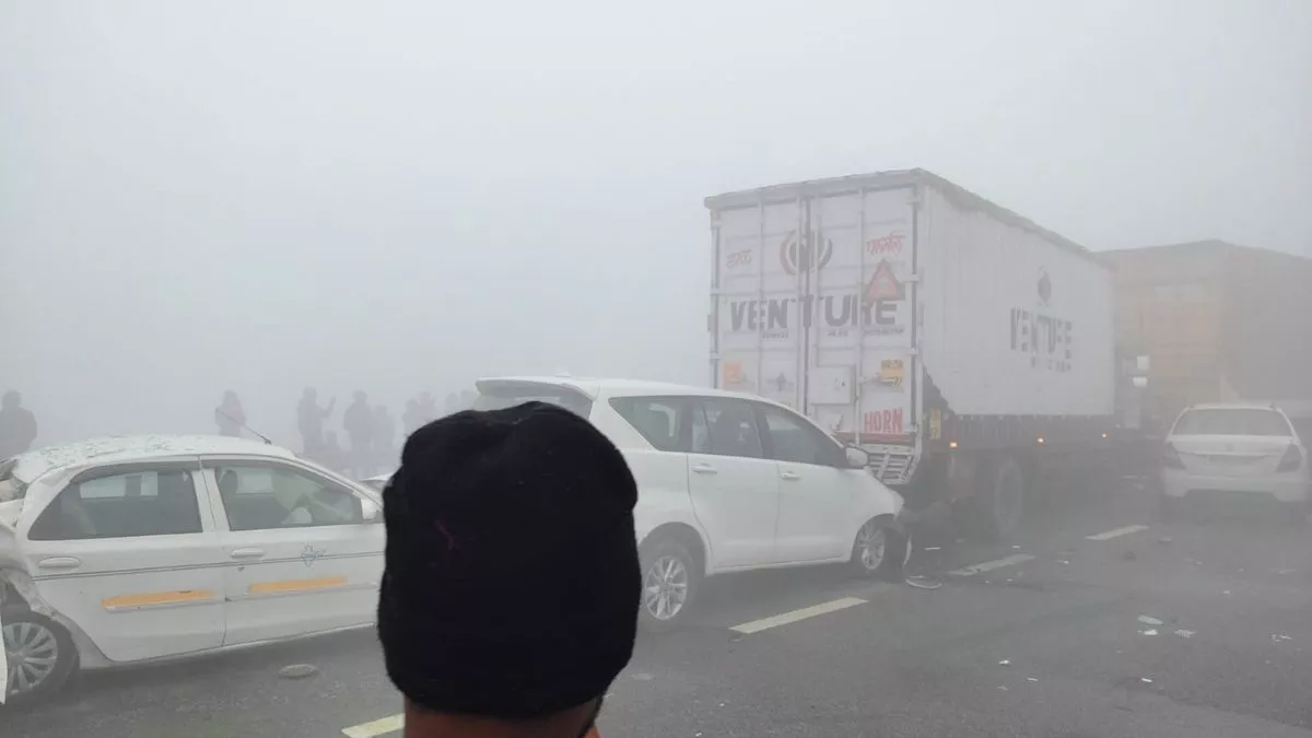 Agra Lucknow Expressway पर घने कोहरे में हादसा, पांच वाहन आपस में टकराए, एक महिला घायल - Due To ...