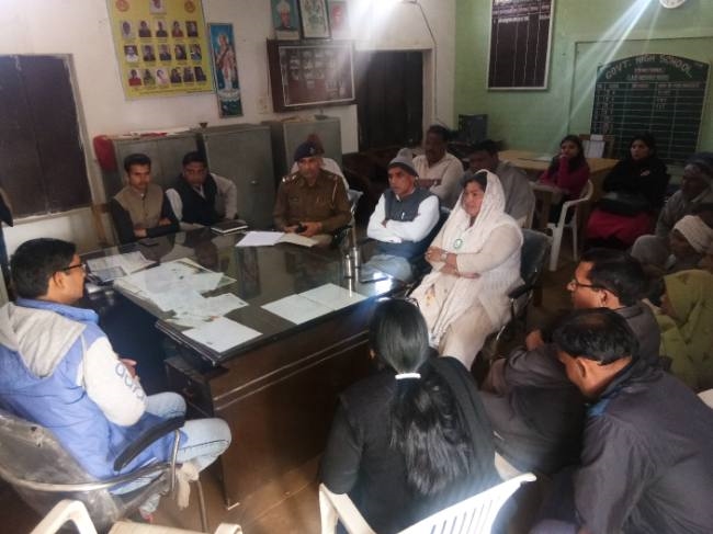 स्कूल हेड और मिड-डे-मील इंचार्ज के बीच मारपीट - The fight between the ...