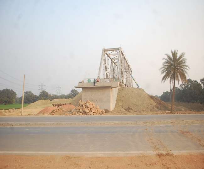 फ्रेट कारिडोर : मोहिउद्दीनपुर में पुल का आधा हिस्सा तैयार, दिल्ली रोड ...