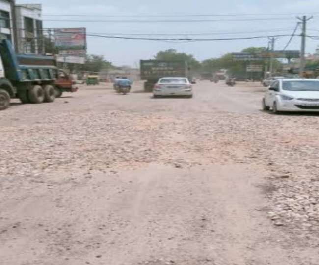 NH 33: एनएच 33 पर गड्ढा होने के कारण कुमरुम बस्ती के लोगों का निकलना ...