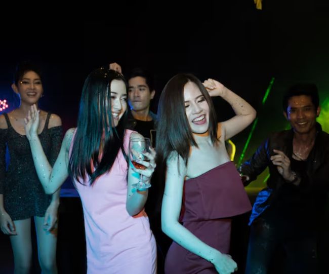 बार, क्लब, पब और लाउंज में आप भी हैं कन्फ्यूज, तो इस Valentine's ...