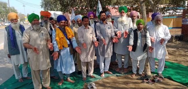 किसानों ने खून से खेली होली - farmers celebrate blood holi - Punjab ...