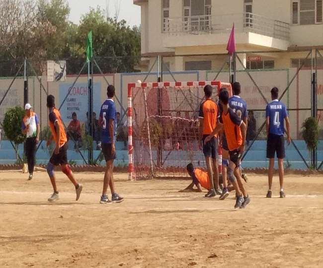 राज्य स्तरीय हैंडबॉल के फाइनल मुकाबले में हिसार-जींद की टीम के बीच चले ...