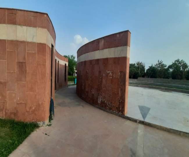 Zonal park: बदहाली से जूझता आगरा में जोनल पार्क, जगह-जगह लगे कूड़े के ...