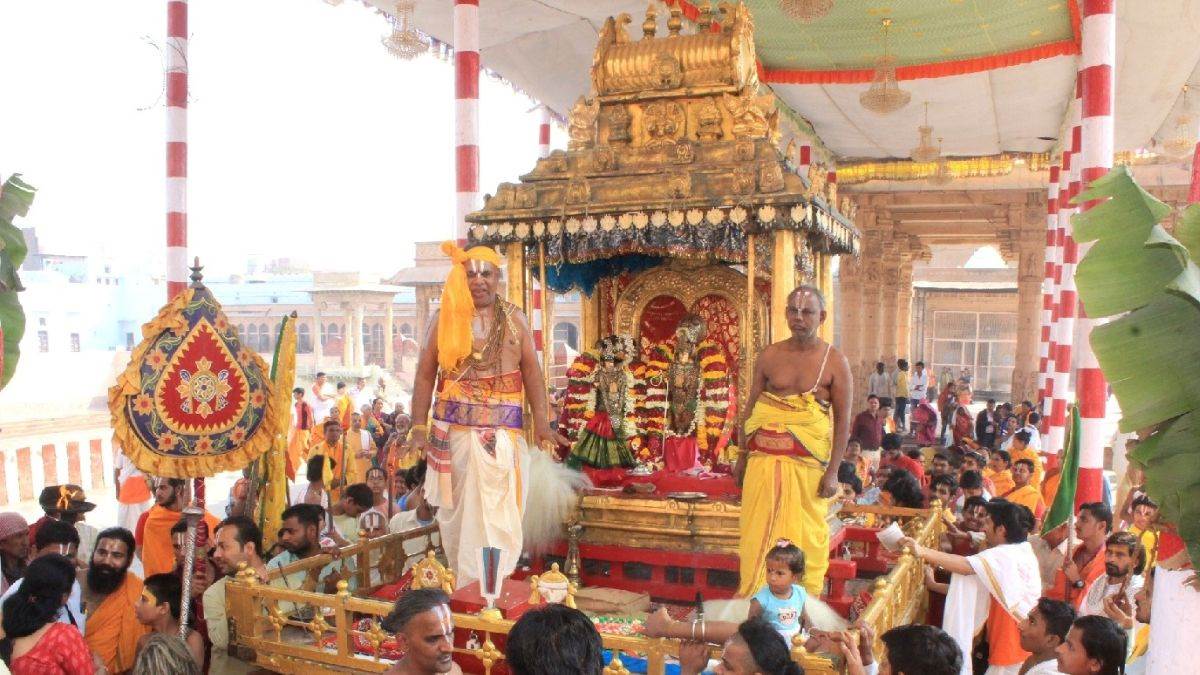 सबसे बड़ा उत्सव ब्रह्मोत्सव शुरू, सोने की काेठि में बैठ नगर भ्रमण को ...