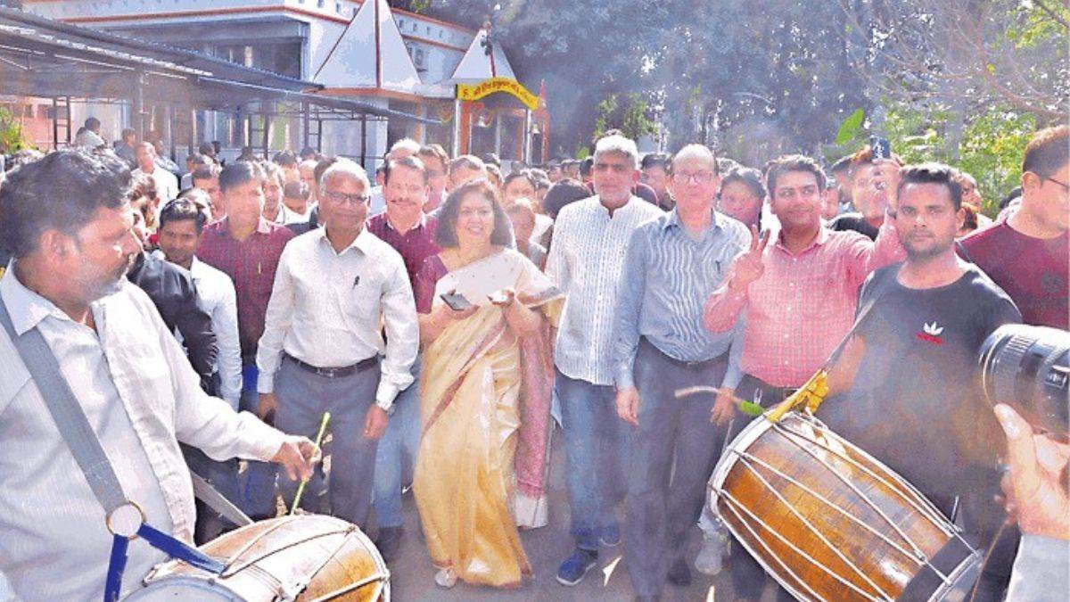Meerut: CCSU को मिला A ग्रेड, ढोल-नगाड़े के साथ मंदिर पहुंचीं कुलपति ...