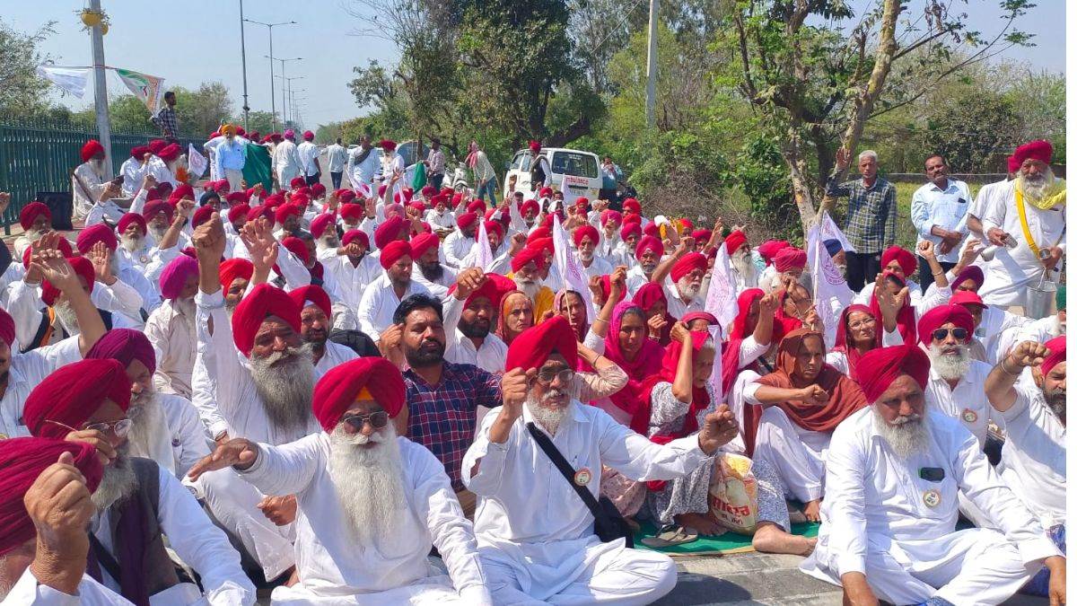 Sangrur News: मुख्यमंत्री आवास के सामने पक्के मोर्चे पर बैठे स्वतंत्रता सेनानियों के वारिस, रखीं ...
