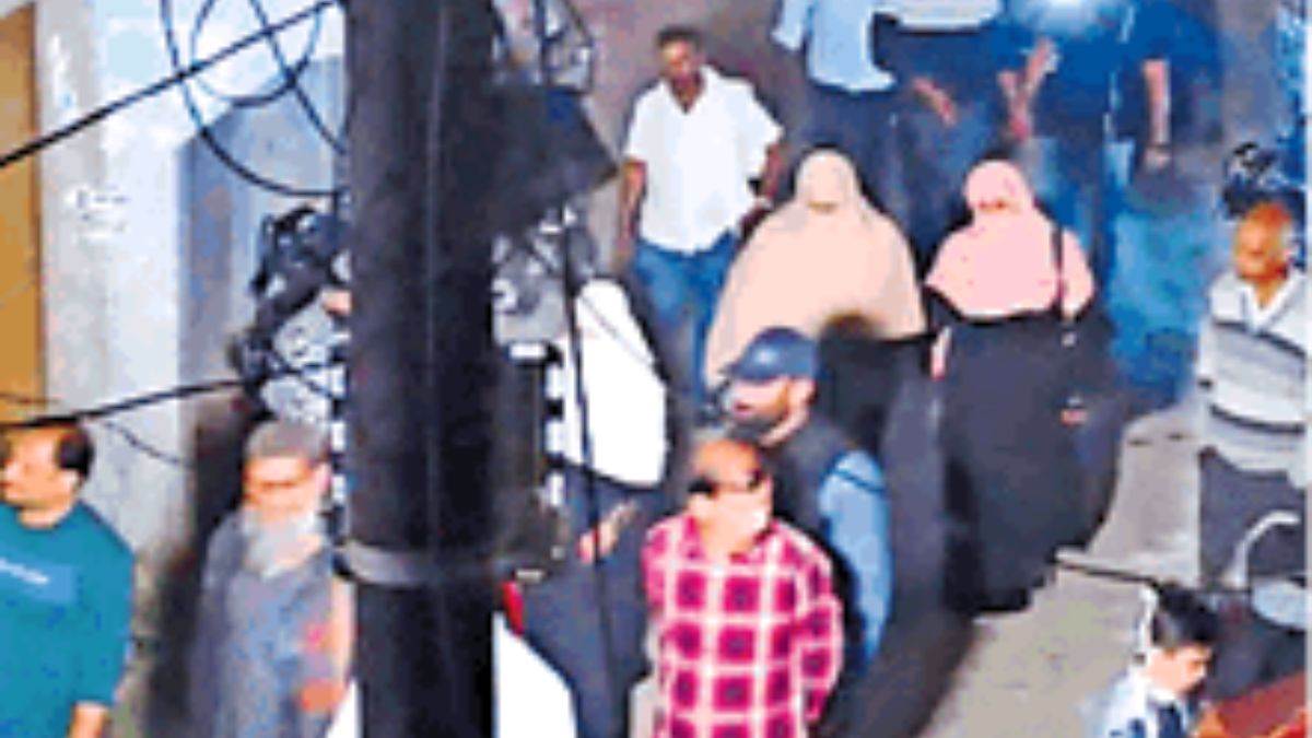 Umesh Pal Case: माफिया अतीक की बीवी शाइस्ता परवीन के साथ दिखा ढाई लाख ...