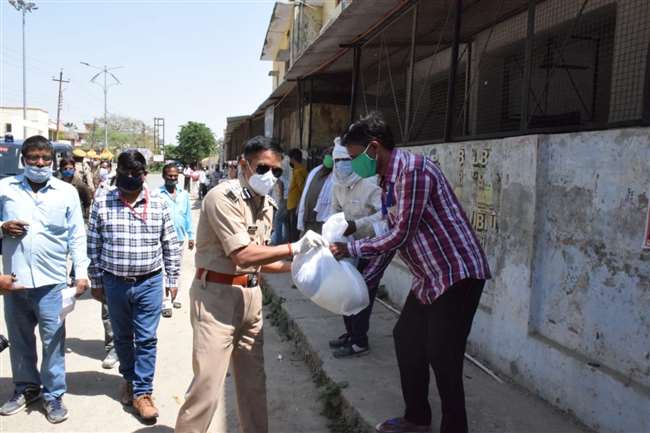 Lockdown Day 18 in Azamgarh : कर्मयोगियों को डीआइजी आज़मगढ़ सुभाष ...