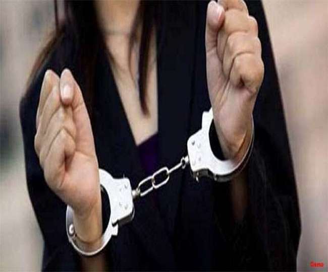 तीन पेटी देसी शराब के साथ महिला तस्‍कर गिरफ्तार, घर के बाहर बेच रही थी ...