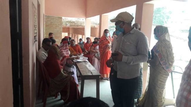 लोगों में दिखने लगा अब कोरोना का डर, वैक्सीन के लिए लग रही कतार ...