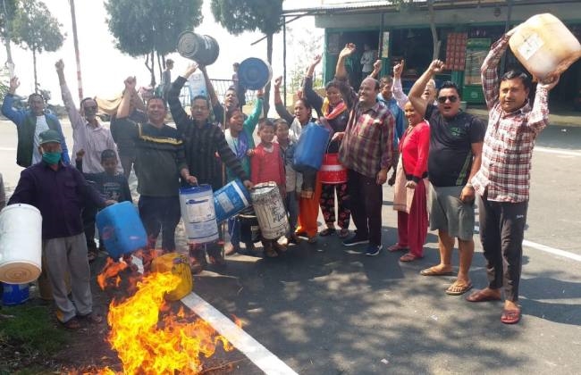 जल संकट पर रानीखेत में पिलखोली के बासिंदों का चढ़ा पारा - residents of ...