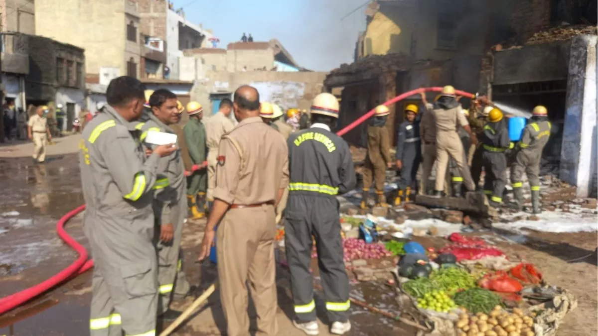 Fire In Agra: केमिकल गोदाम में लगी भीषण आग, मौके पर पहुंची दमकल की ...