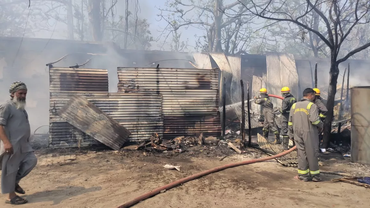 गाजियाबाद में तीन दुकानों में लगी आग, मौके पर पहुंचीं दमकल की गाड़ियां ...