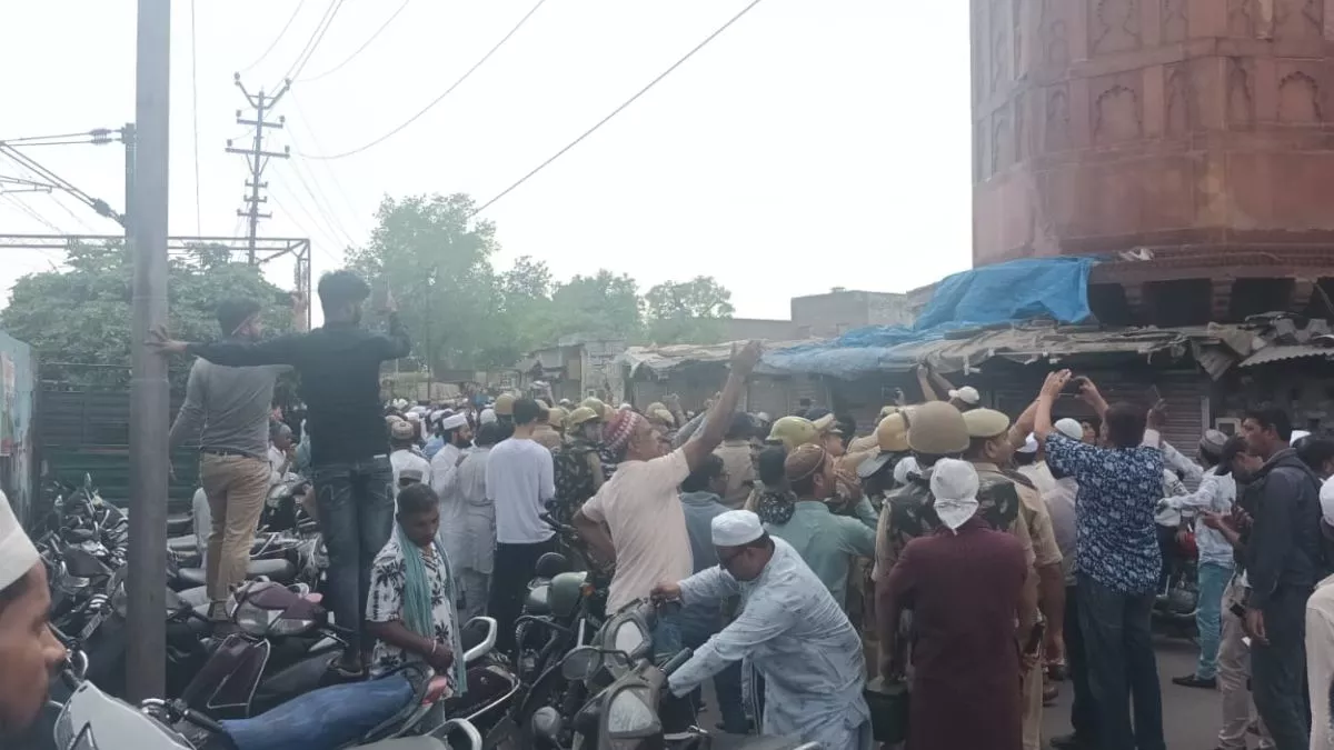 आगरा शाही जामा मस्जिद पशु-सिर का मामला– नमाज के बाद नारेबाजी, पुलिस से ...
