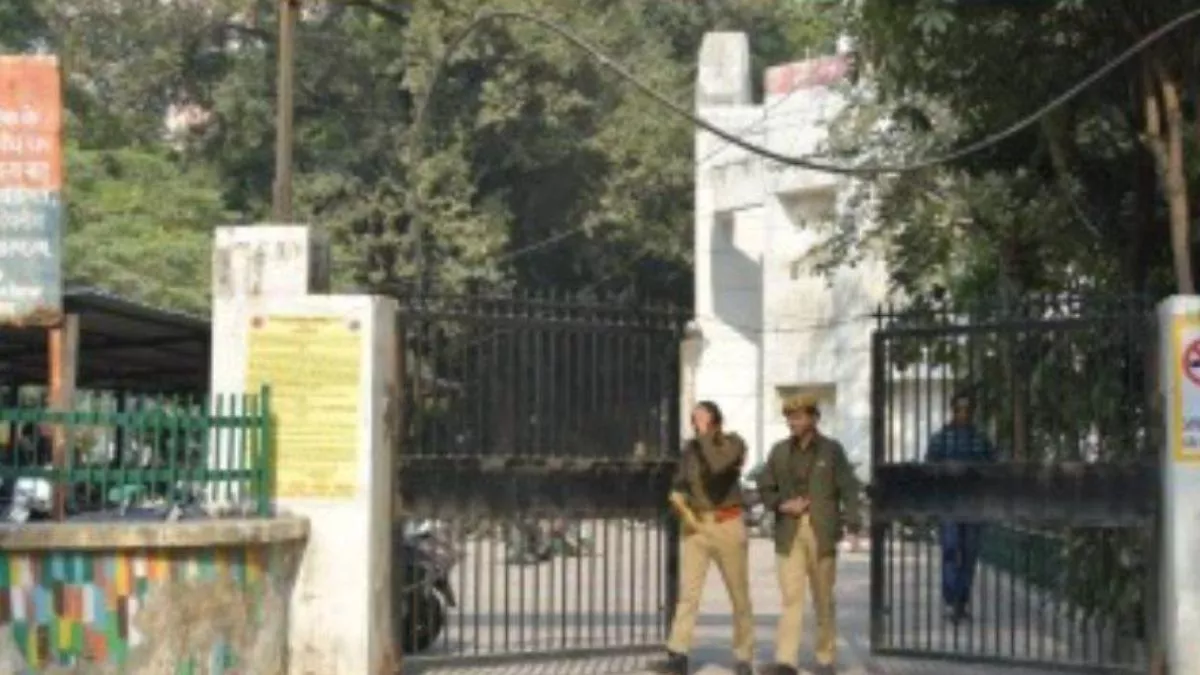 Ghaziabad में ACP ऑफिस से चंद कदमों की दूरी पर चलता मिला ये धंधा, छापा पड़ते ही मची भगदड़; ऐसे ...