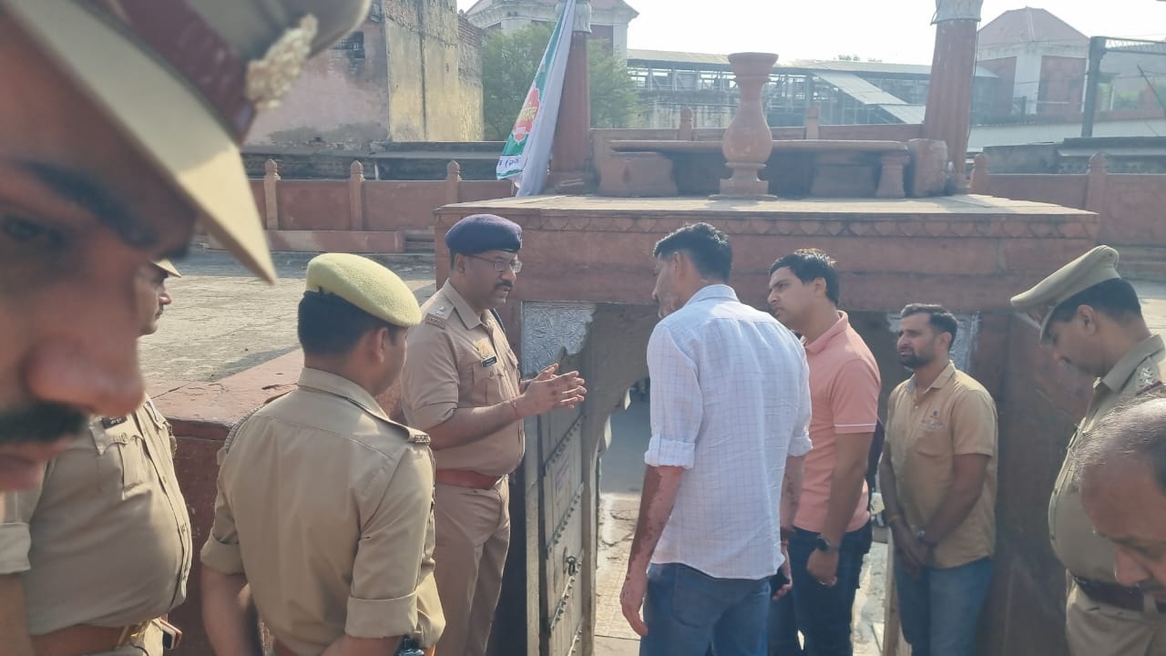 आगरा की शाही जामा मस्जिद में मिला जानवर का कटा सिर, आक्रोश का माहौल ...