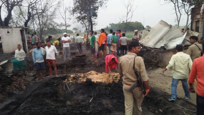 दलित बस्ती में आग से 50 झोपड़ियां राख