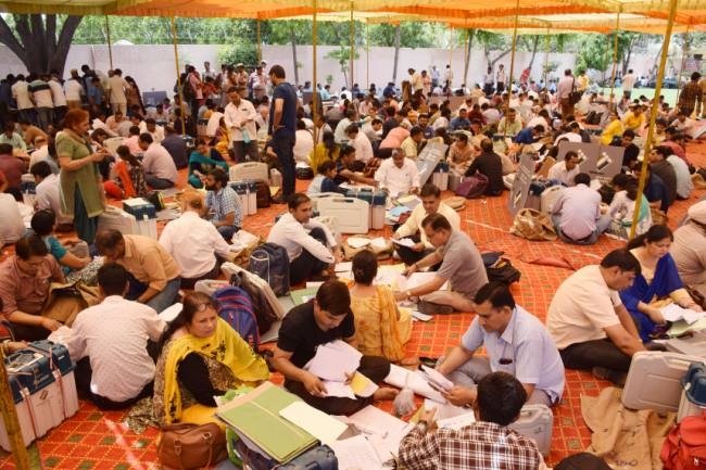 ईवीएम में आज बंद होगा प्रत्याशियों का भाग्य