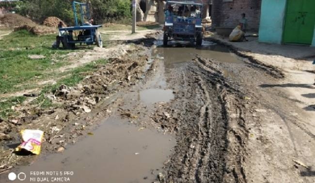 वर्षों से सड़क की हालत जर्जर, लोग परेशान