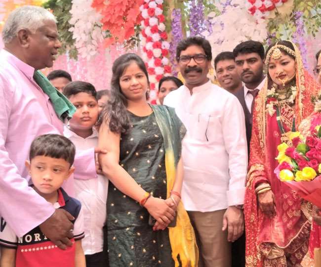 Jharkhand Politics: टुंडी विधायक मथुरा महतो के बेटे-बहू को आशीर्वाद ...