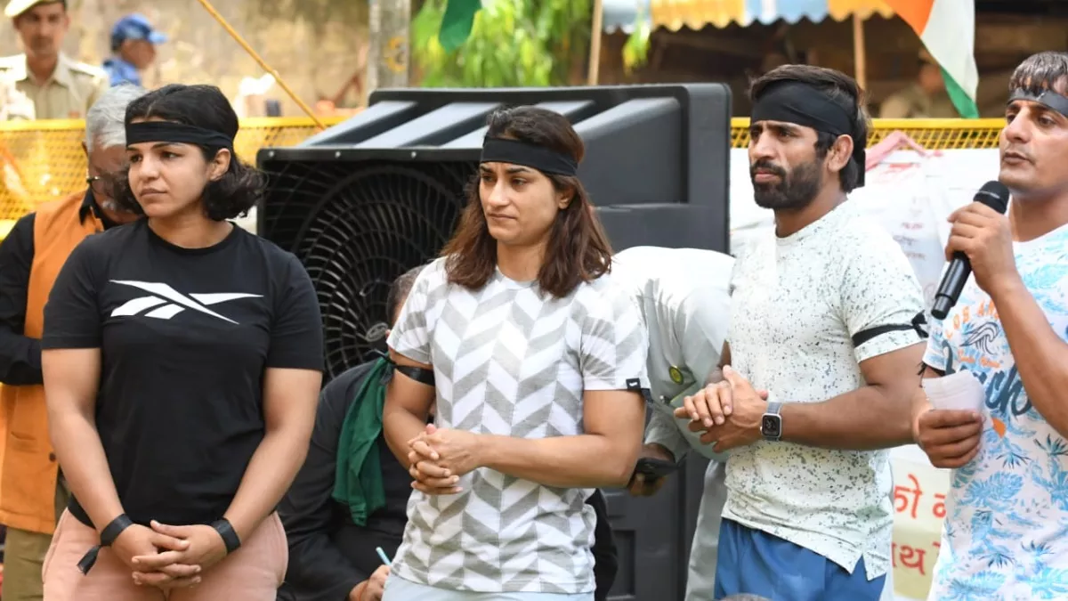 जंतर-मंतर पर काली पट्टी बांध पहलवान कर रहे प्रदर्शन, नाबालिग पहलवानों ...