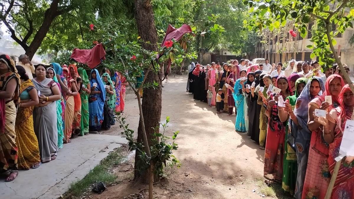 UP Nikay Chunav छिटपुट घटनाओं के बीच 53 प्रतिशत वोटिंग कानपुर के ...