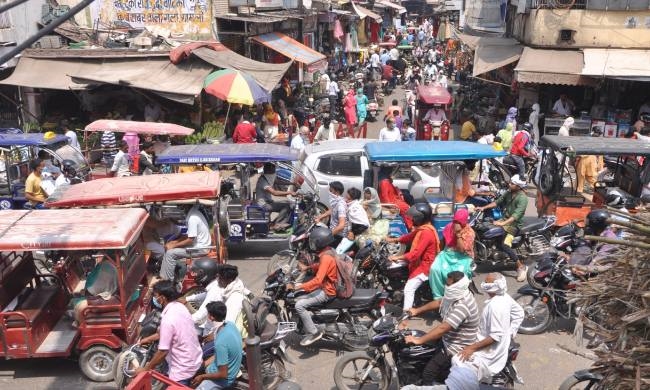 कोरोना को खुला निमंत्रण, वाहनों से पहुंच रहे बाजार - कोरोना को खुला ...