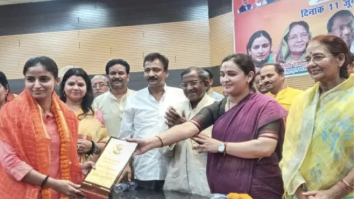 अपर्णा यादव बोलीं प्रयागराज में- दंगा करने वाले उपद्रवियों को उनकी भाषा ...