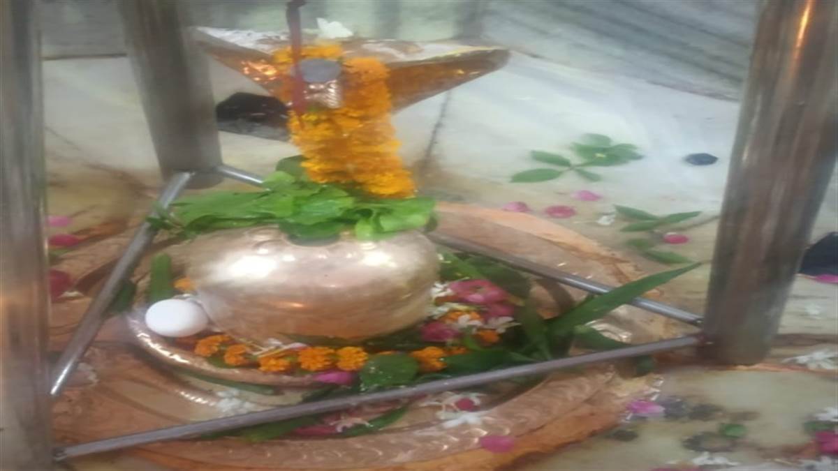 प्रयागराज में कोटेश्वर महादेव मंदिर में शिवलिंग पर अंडा मिलने से तनाव ...