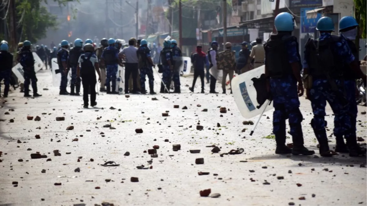 प्रयागराज में जुमे की नमाज के बाद बवाल पर अधिकारी बोले, साजिश के तहत ...