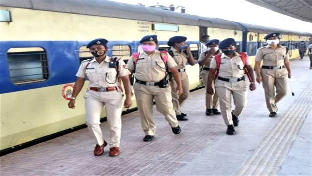 RPF News: आरपीएफ ने तीन लड़कों को इस हाल में पकड़ा... महिला को पहुंचाया ...