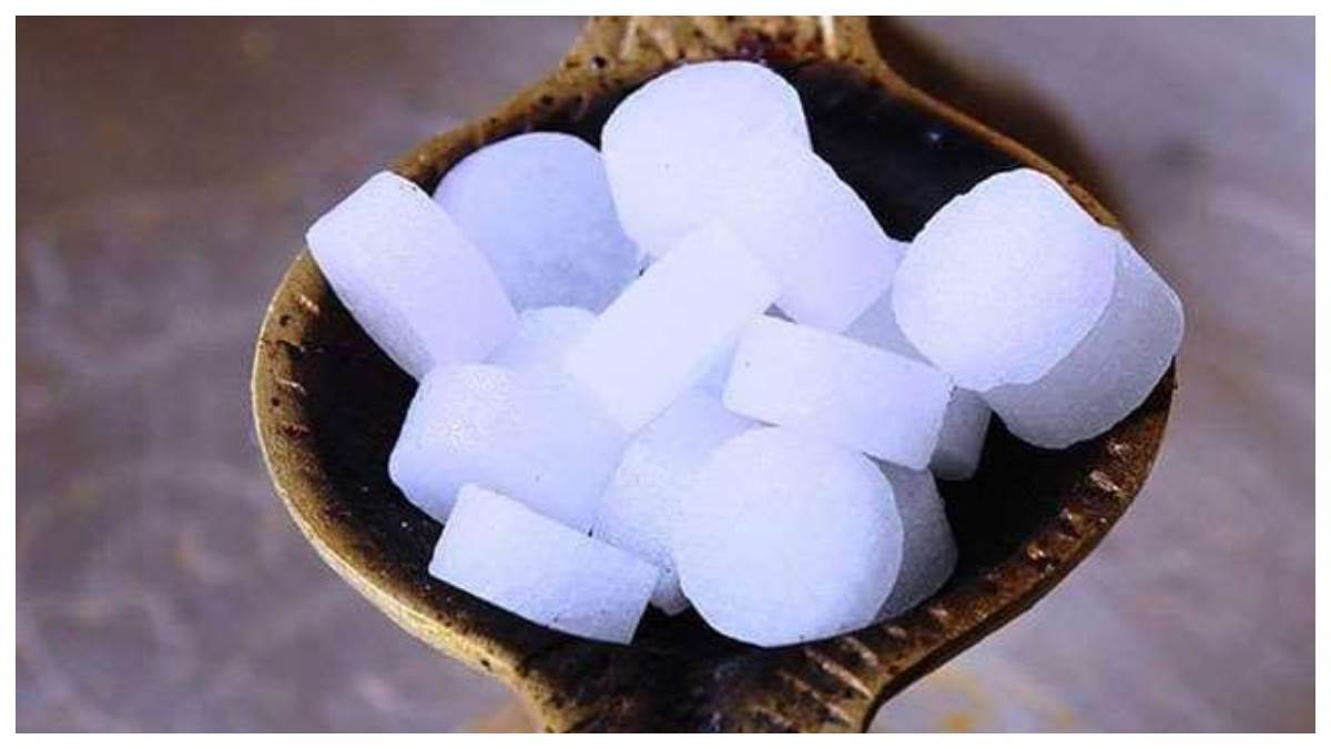 Kapoor ke upay: आरती में करें कपूर का इस्तेमाल, भगवान प्रसन्न होकर देंगे समृद्धि का आशीर्वाद ...