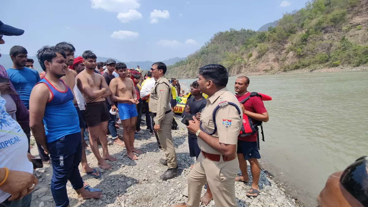 Rishikesh News: तैरना नहीं आता था, फ‍िर भी डूब रहे दोस्‍त को बचाने गंगा में कूदे चार युवक; एक की ...