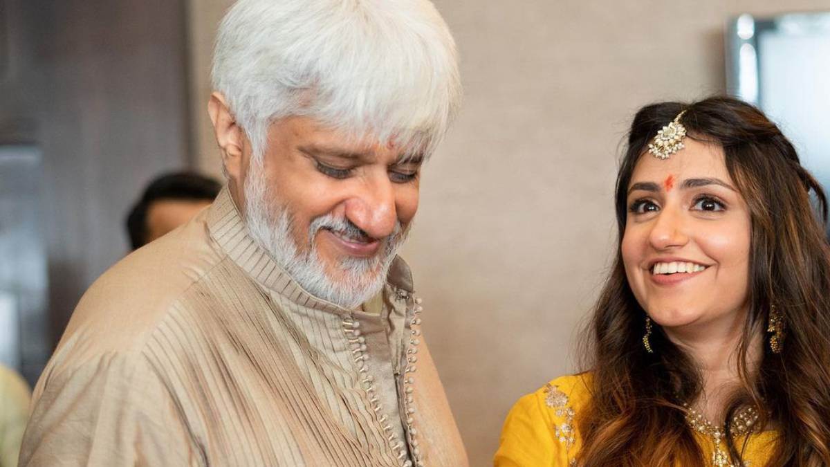 Krishna Bhatt Wedding: संगीत में पिता विक्रम भट्ट संग डांस करती दिखीं ...