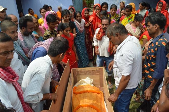 रवि की लाश रख कर परिजनों ने जाम की सड़क