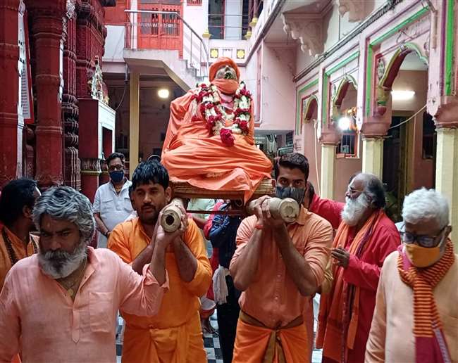 वाराणसी में श्रीअन्नपूर्णा मठ-मंदिर के महंत रामेश्वर पुरी महाराज को दी गयी भू समाधि - Samadhi ...