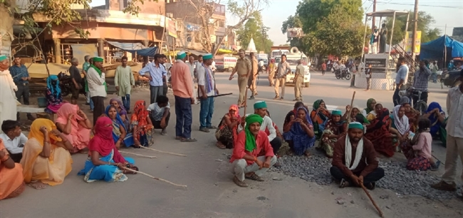 भाकियू ने जाम की सड़क तहसील में धरना शुरू - Photo Bindki)) Bhakiyu blocked the road, started ...