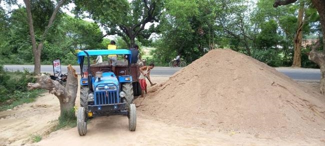 210 रुपये में बिक रही मौरंग, गिट्टी-बालू भी हुई महंगी - Maurang being ...