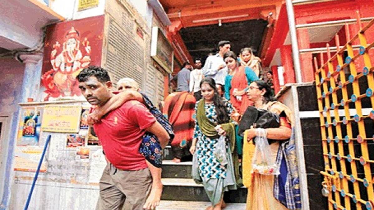 मां को कंधे पर लादकर, काशी की गलियों में घूम रहे हैं योगेंद्र, प्यार ...