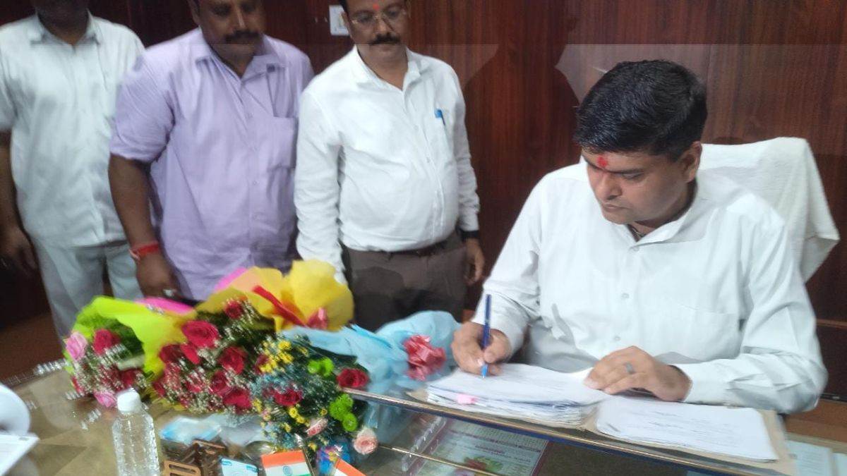 Gorakhpur News: 2008 बैच के IAS अनिल ढींगरा ने लिया चार्ज, मेरठ में ...