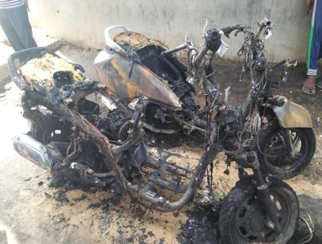 शरारती तत्वों ने दुकानदार समेत दो की स्कूटी फूंकी - bad elements burn ...