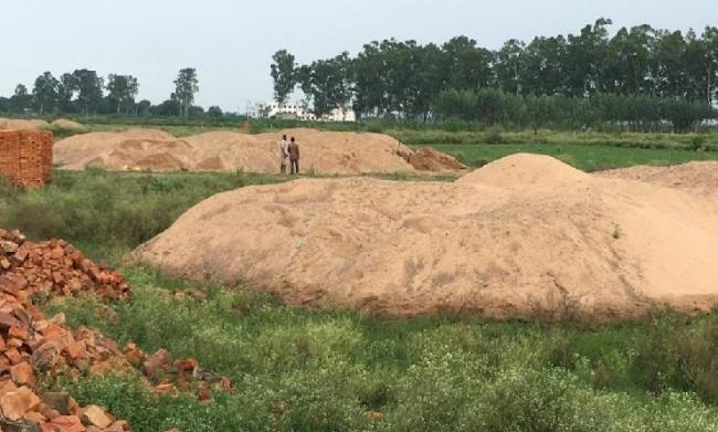 मुनाफाखोरों ने कई जगह लगाए मौरंग के डंप - Profiteers dumped the maurang ...